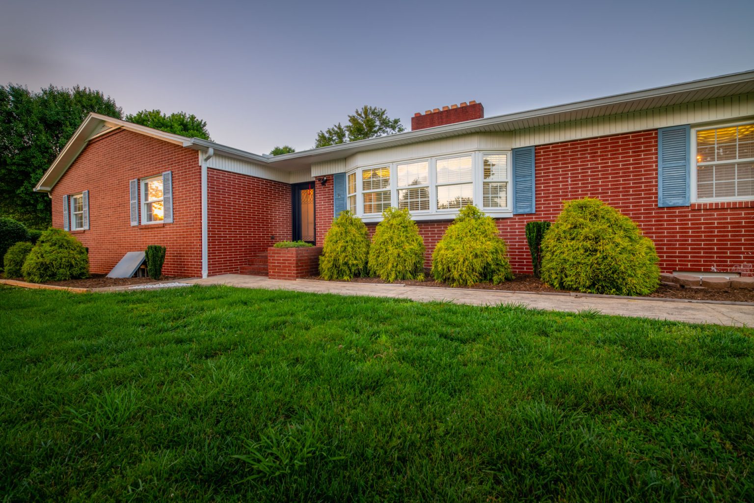 Walker Real Estate Services - Listing, Selling, Sold!